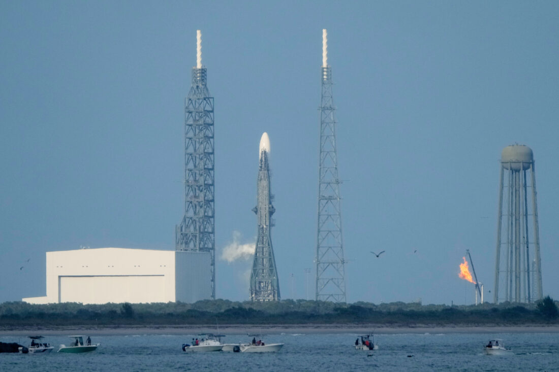 Blue Origin launches huge rocket carrying twin NASA spacecraft to Mars ...